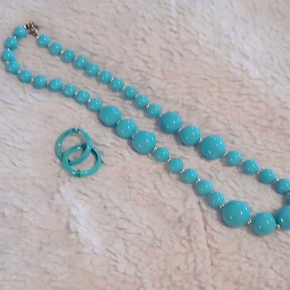 Jewelry | Must Bundle Vintage Turquoise Color Bead Necklace And Clip On ...